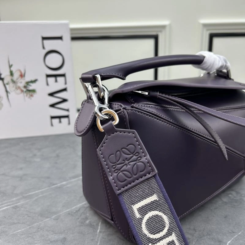 Indistinguishable Loewe Puzzle Bags