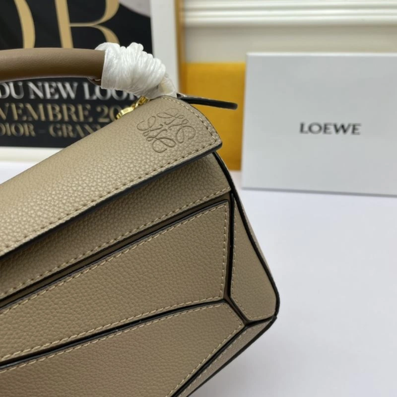 Indistinguishable Loewe Puzzle Bags