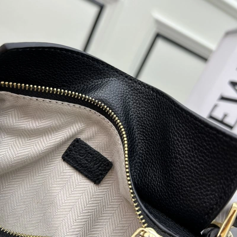 Indistinguishable Loewe Puzzle Bags