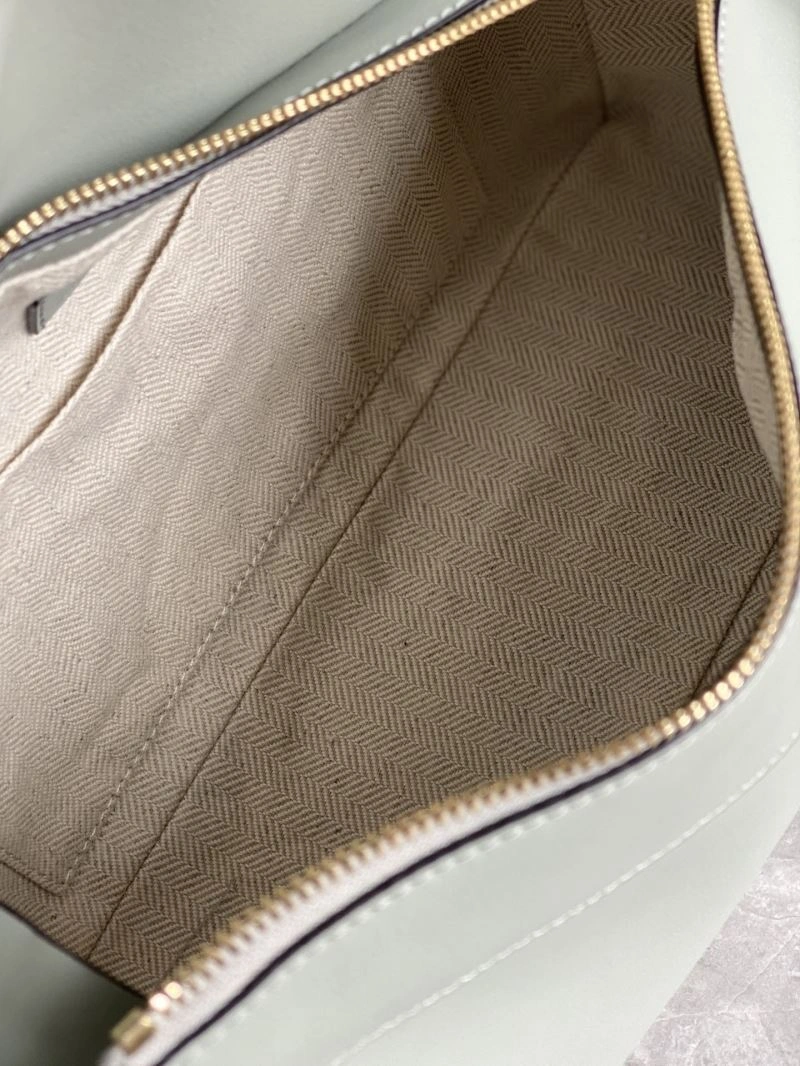 Indistinguishable Loewe Puzzle Bags