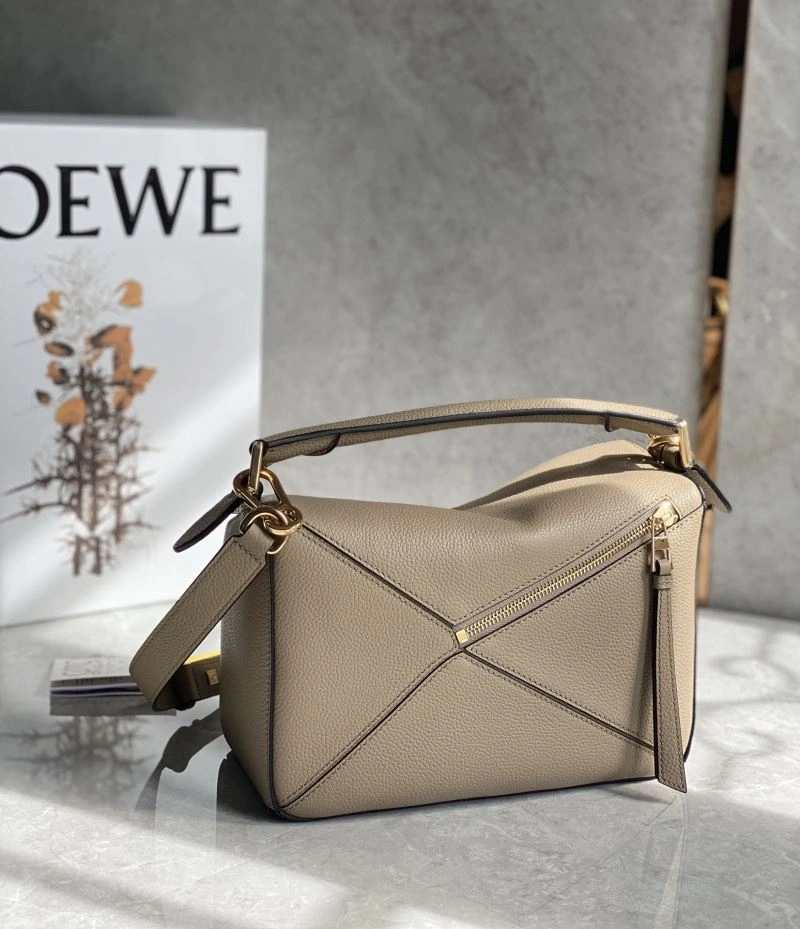 Indistinguishable Loewe Puzzle Bags