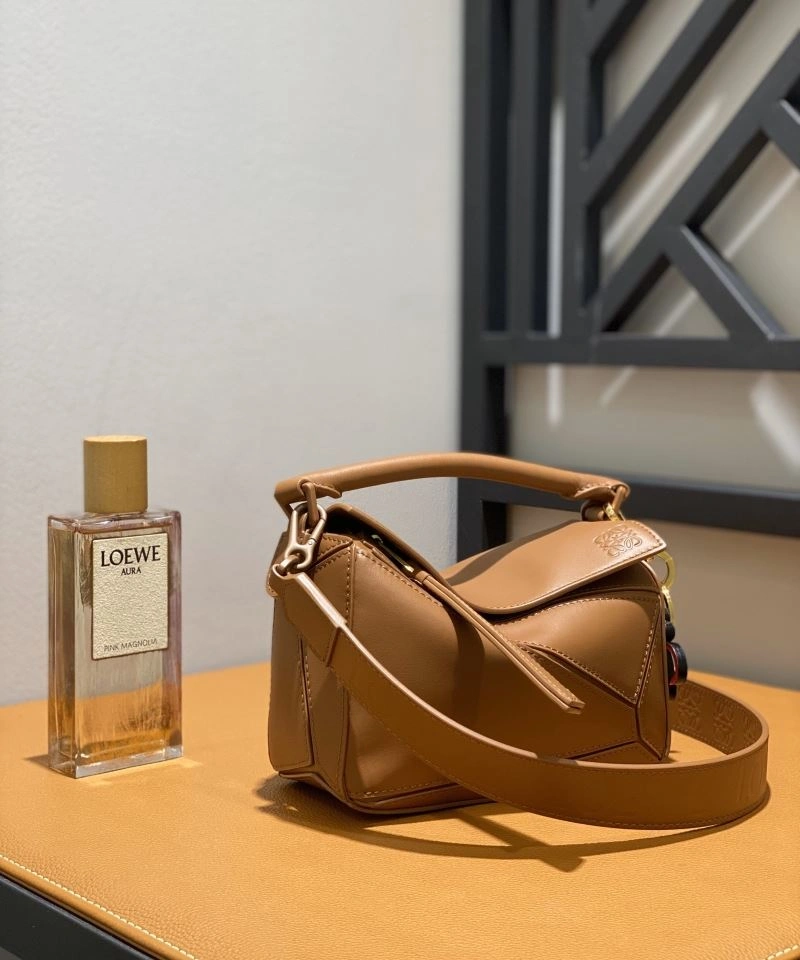 Low-cost Loewe Puzzle Bags