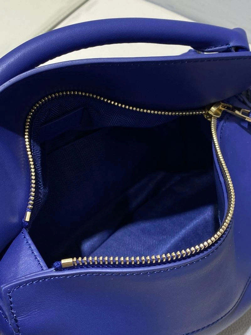 Low-cost Loewe Puzzle Bags