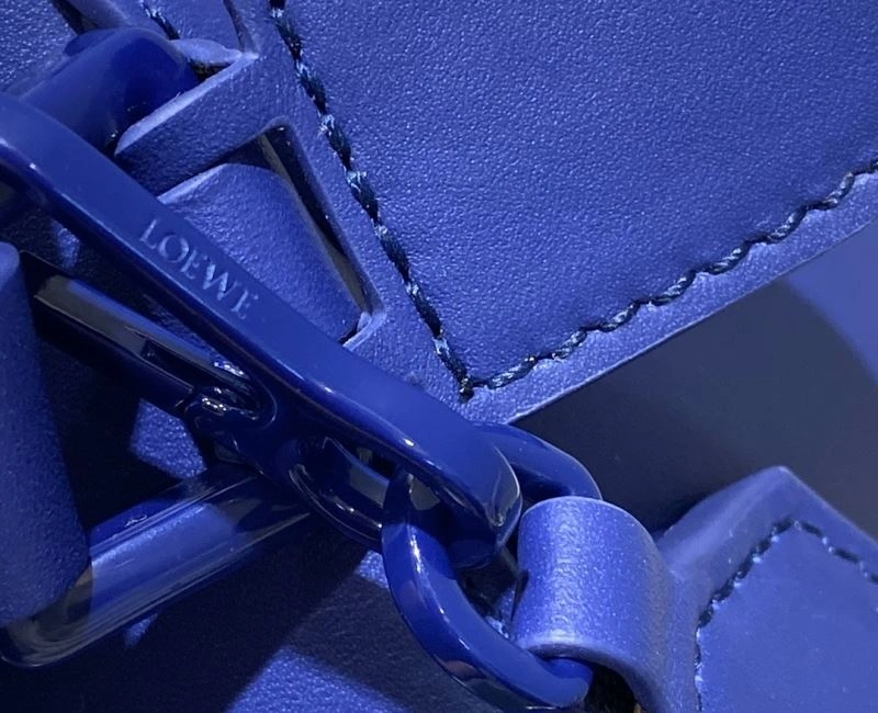 Low-cost Loewe Puzzle Bags