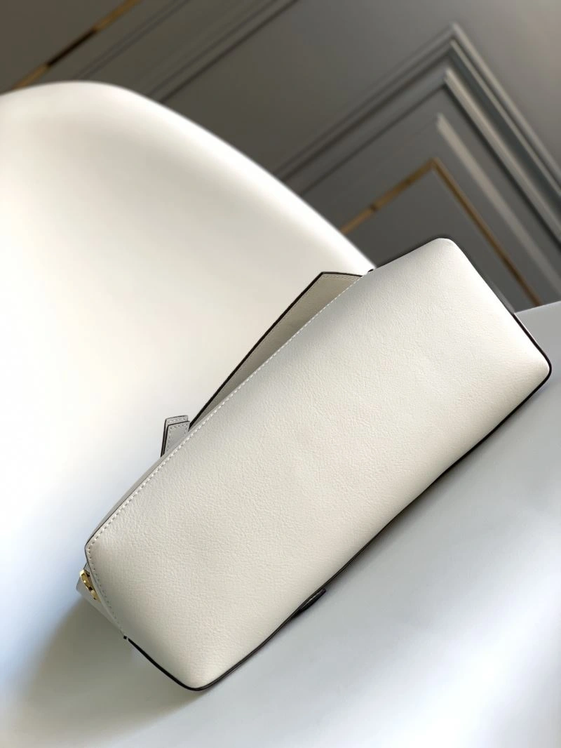 Indistinguishable Loewe Puzzle Bags
