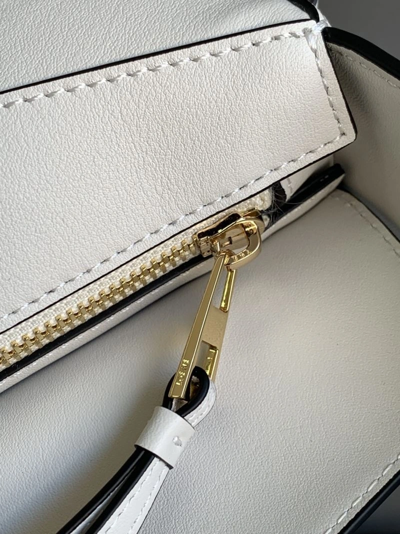 Indistinguishable Loewe Puzzle Bags