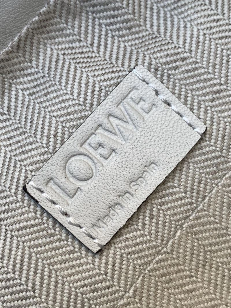 Indistinguishable Loewe Puzzle Bags