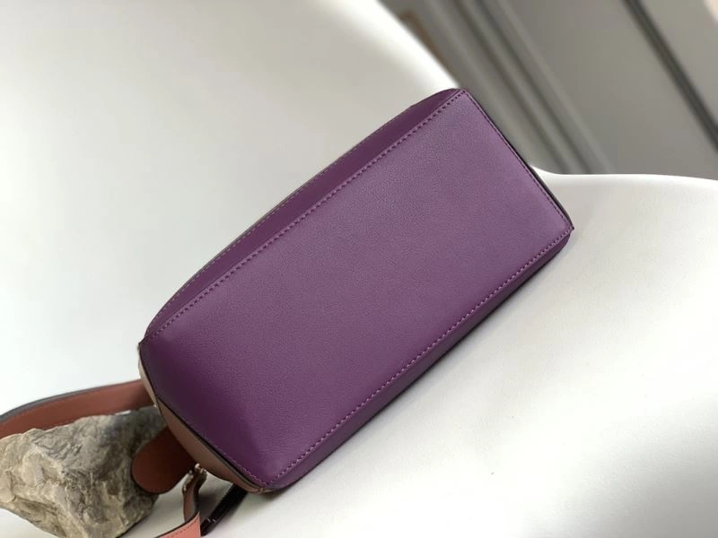 Indistinguishable Loewe Puzzle Bags