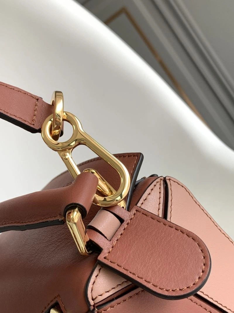 Indistinguishable Loewe Puzzle Bags