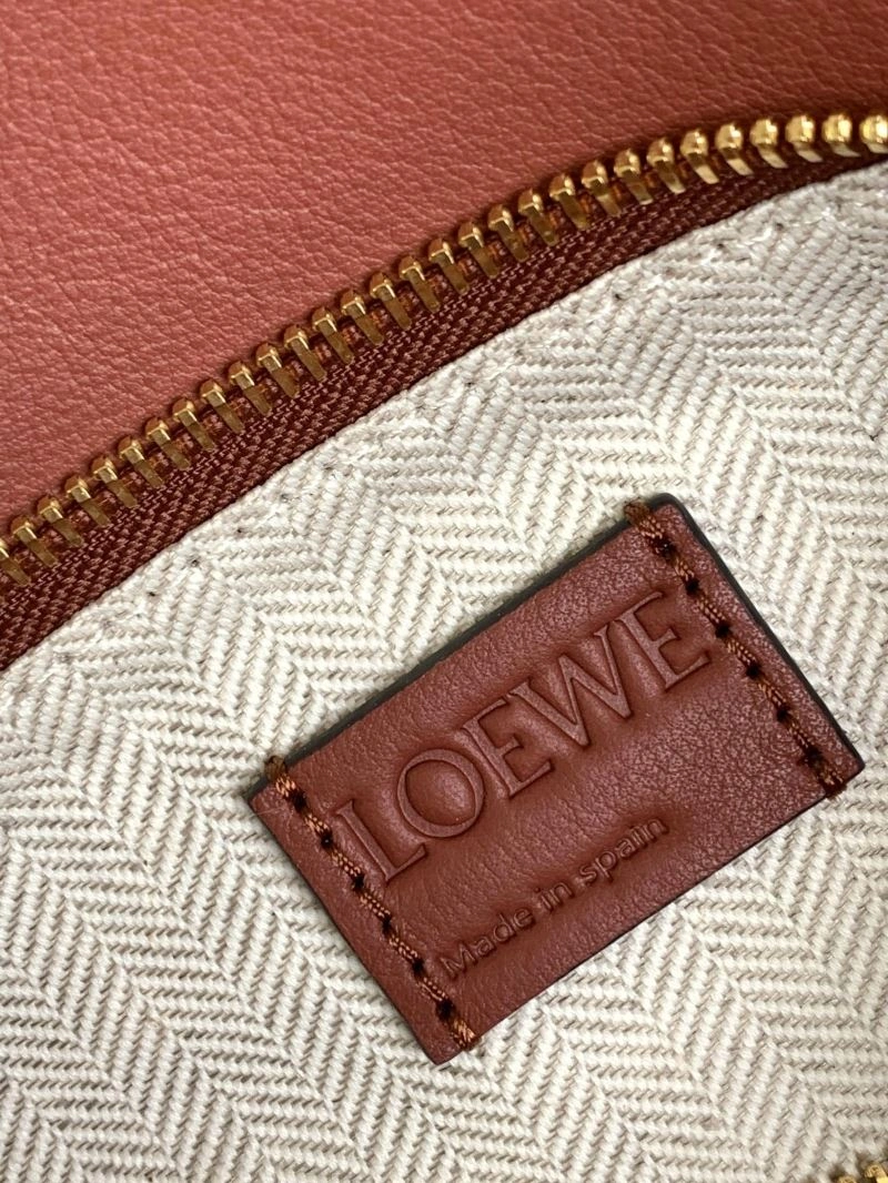 Indistinguishable Loewe Puzzle Bags