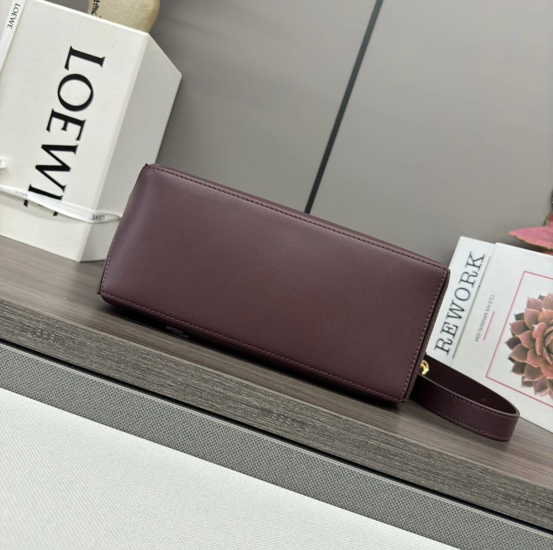 Indistinguishable Loewe Puzzle Bags