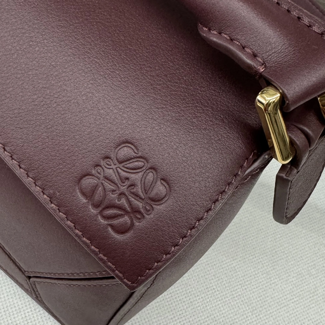 Indistinguishable Loewe Puzzle Bags