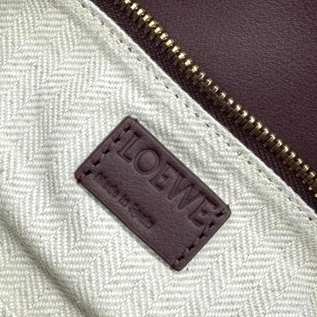 Indistinguishable Loewe Puzzle Bags