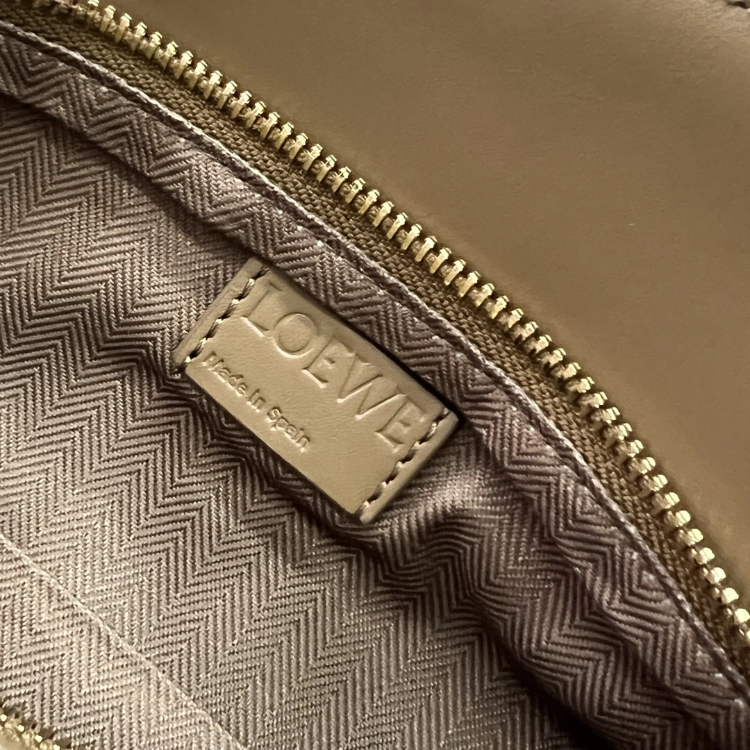 Indistinguishable Loewe Puzzle Bags