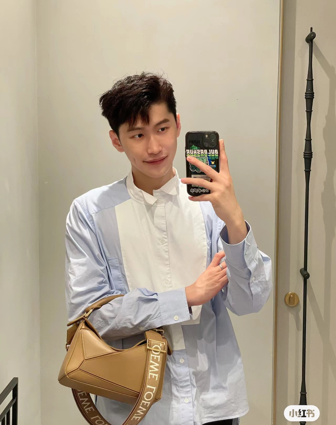 Indistinguishable Loewe Puzzle Bags