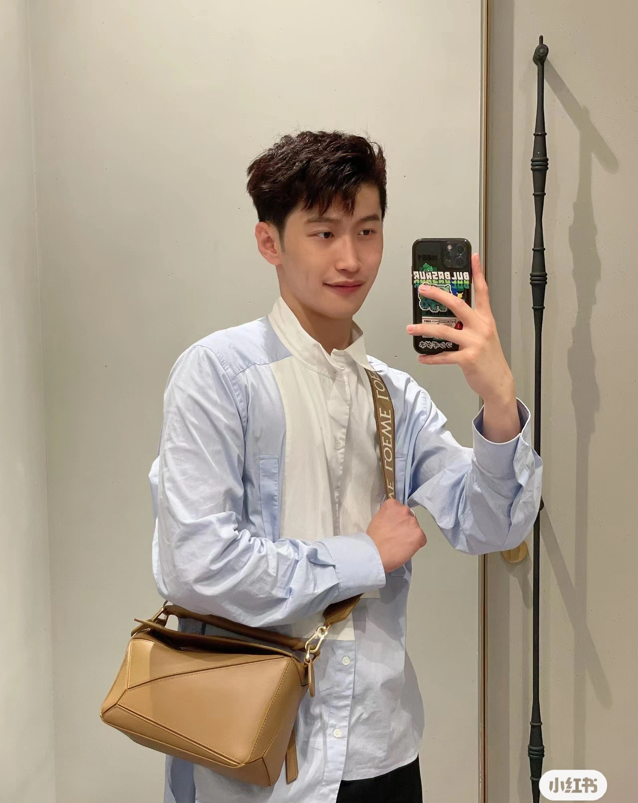 Indistinguishable Loewe Puzzle Bags