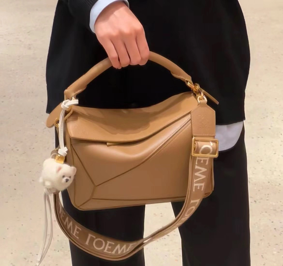 Indistinguishable Loewe Puzzle Bags