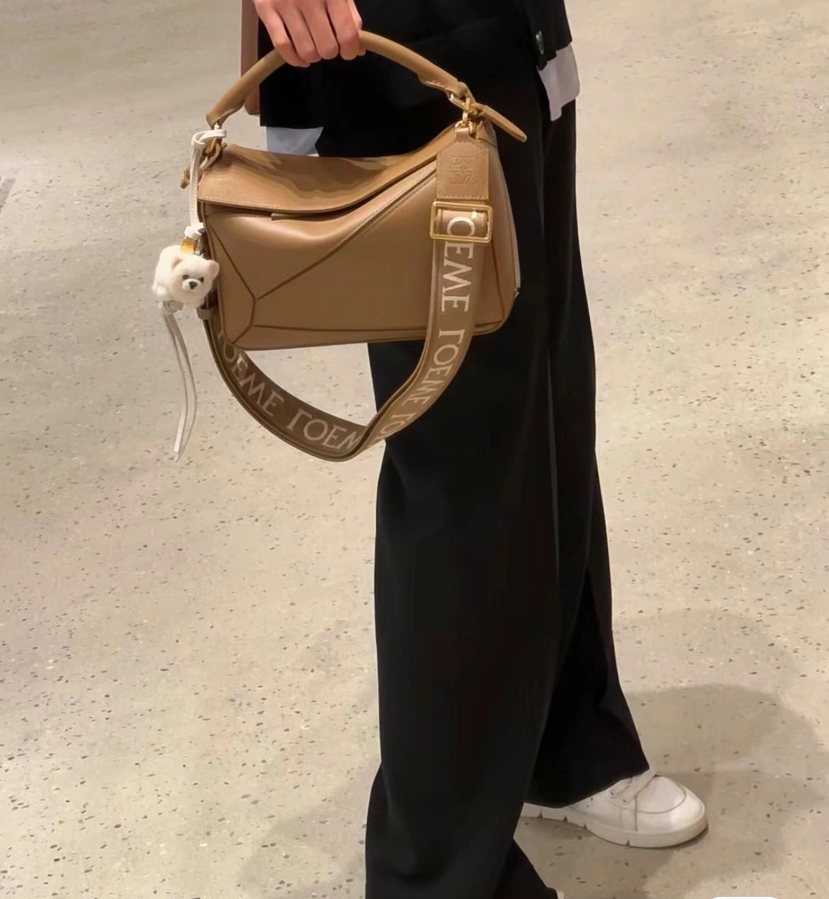 Indistinguishable Loewe Puzzle Bags