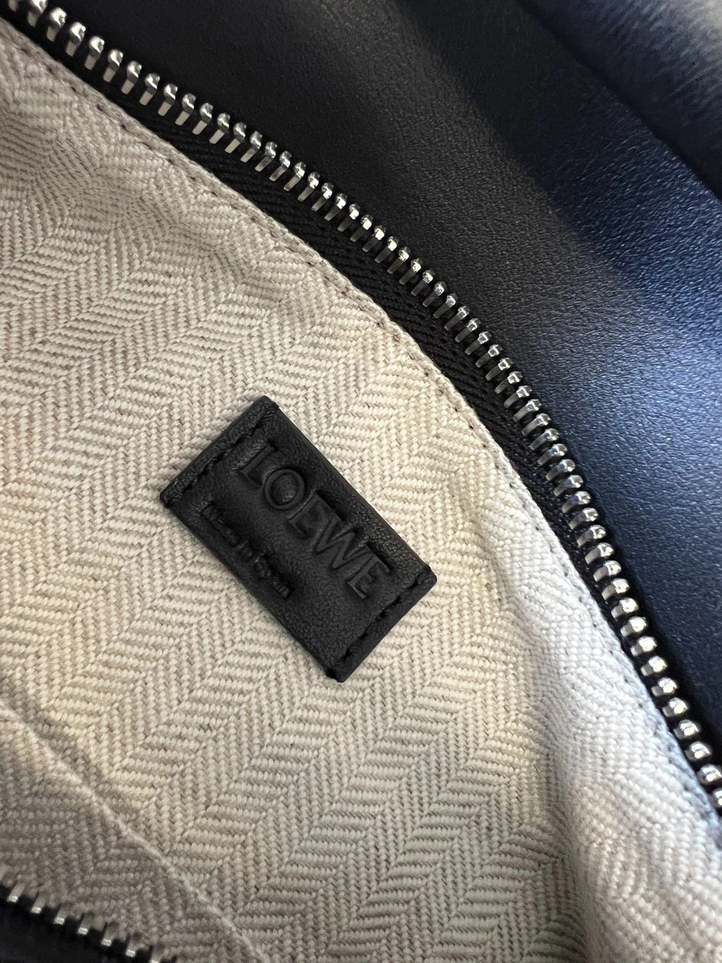 Low-cost Loewe Puzzle Bags