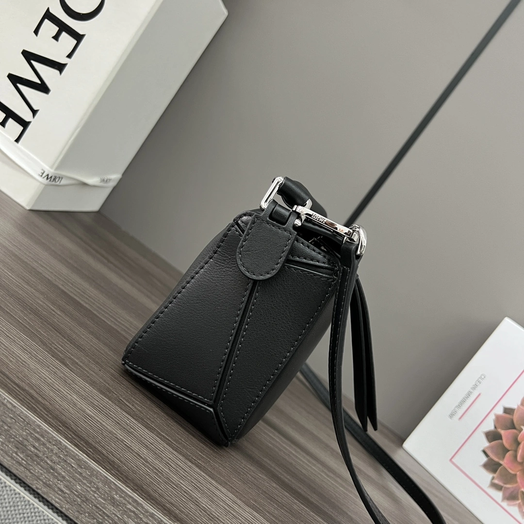 Low-cost Loewe Puzzle Bags