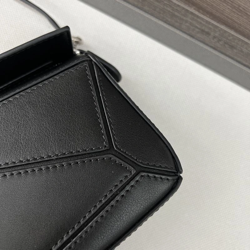 Indistinguishable Loewe Puzzle Bags