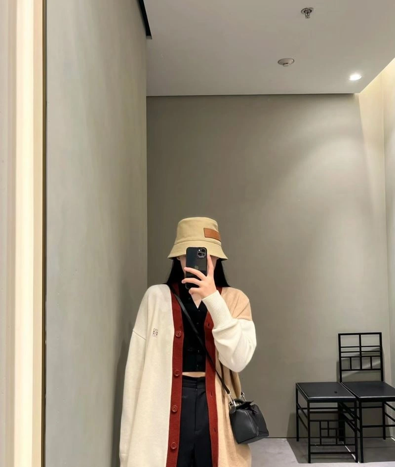 Indistinguishable Loewe Puzzle Bags
