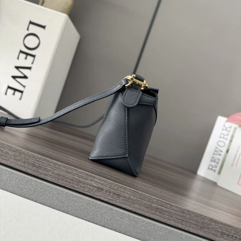 Indistinguishable Loewe Puzzle Bags