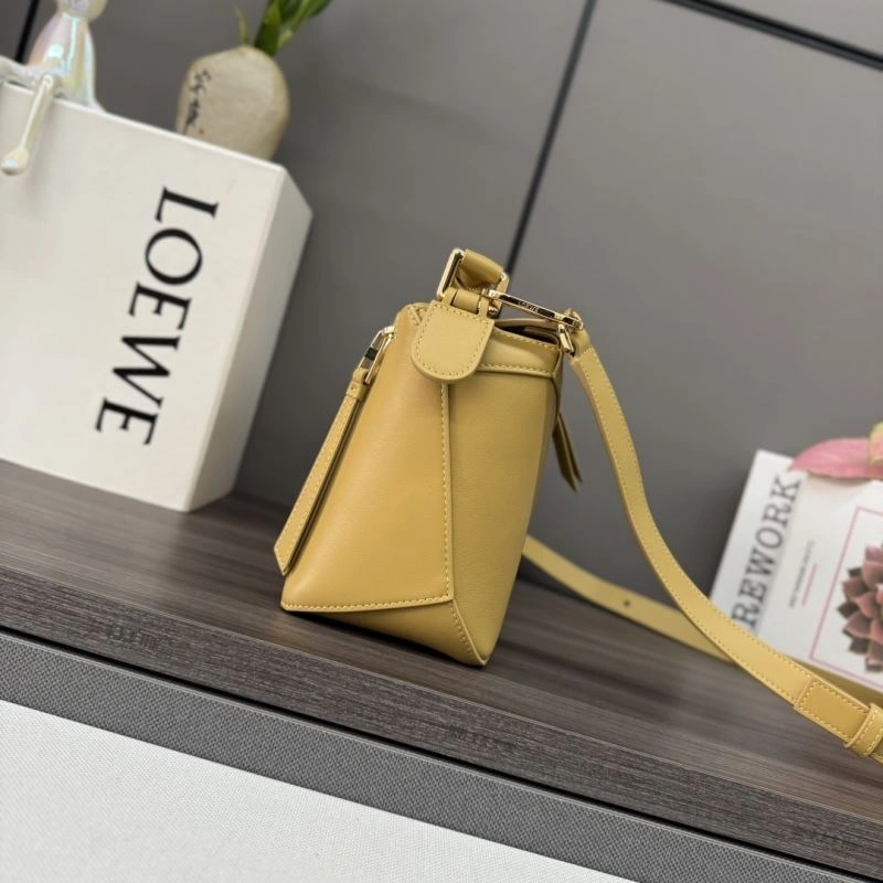 Indistinguishable Loewe Puzzle Bags
