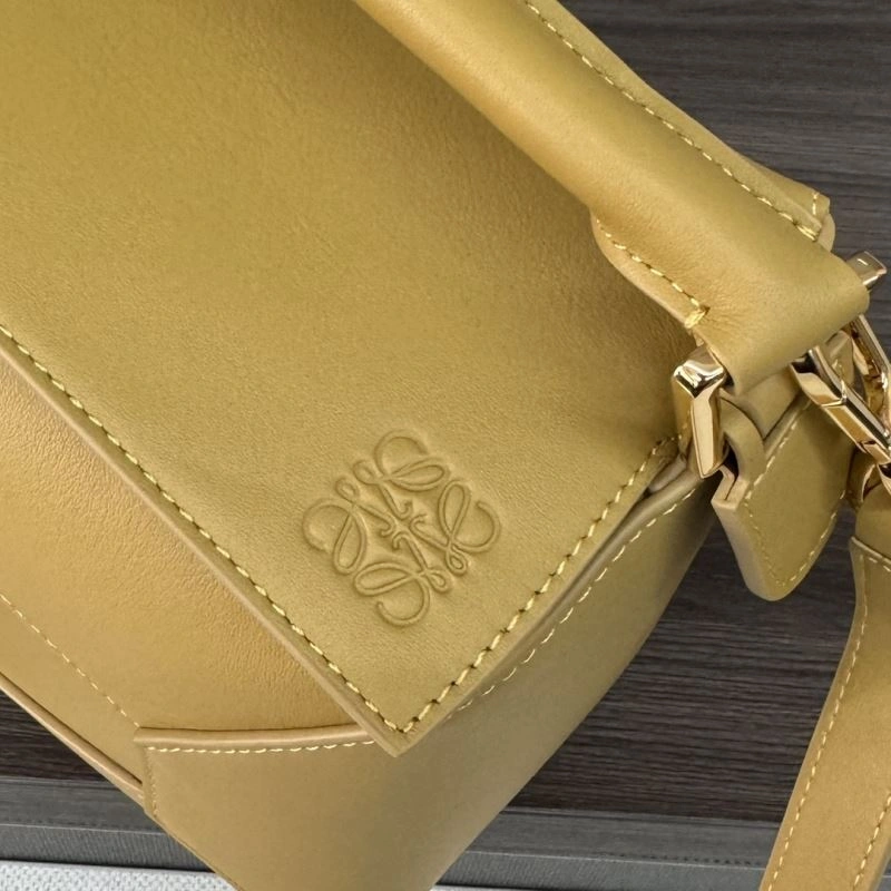 Indistinguishable Loewe Puzzle Bags