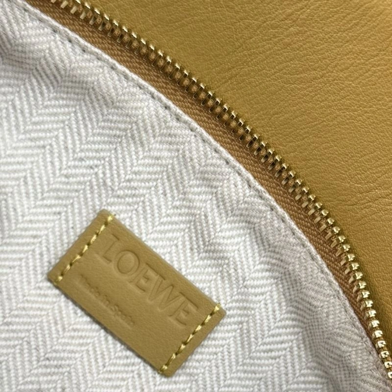 Indistinguishable Loewe Puzzle Bags