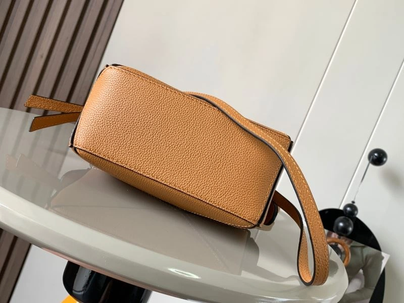 Indistinguishable Loewe Puzzle Bags