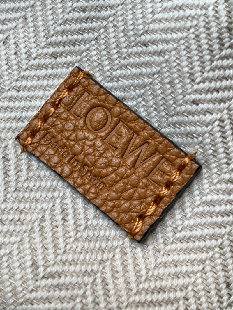 Indistinguishable Loewe Puzzle Bags