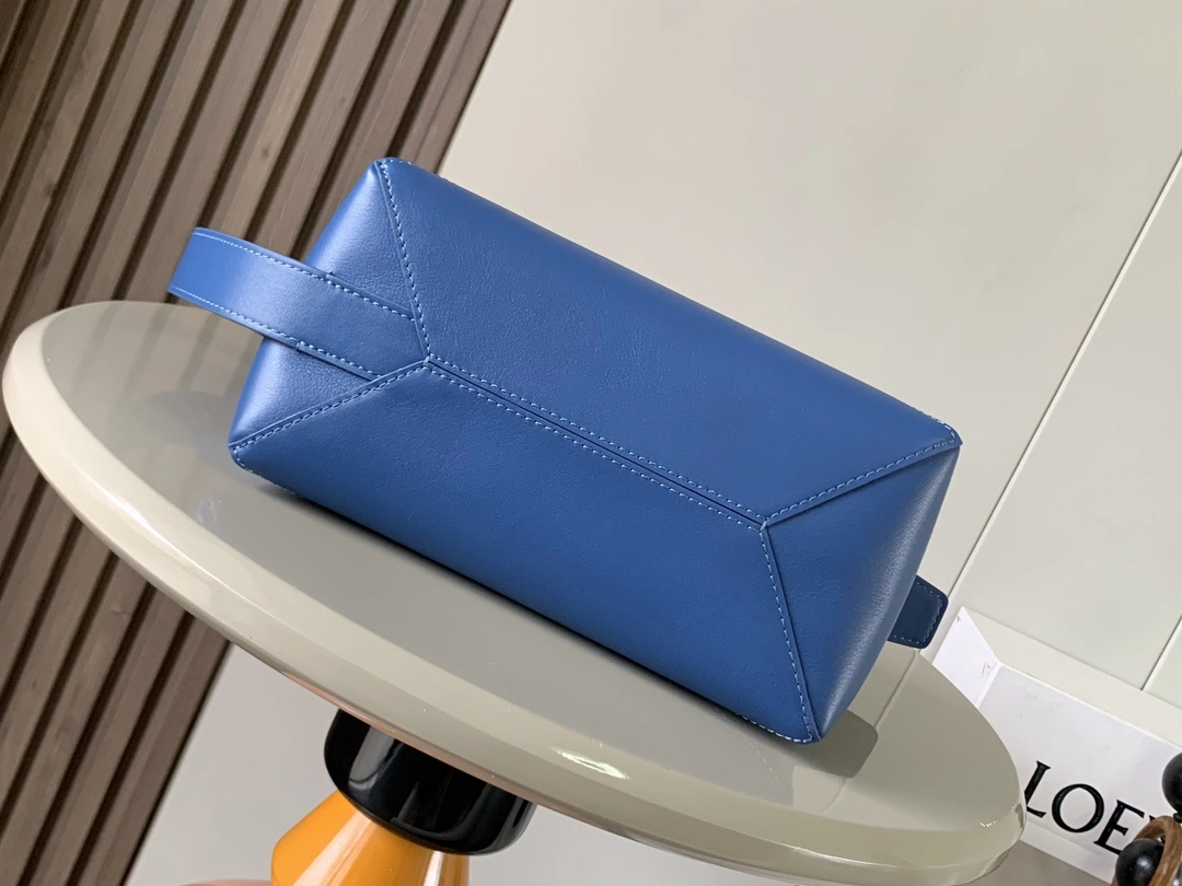 Indistinguishable Loewe Puzzle Bags