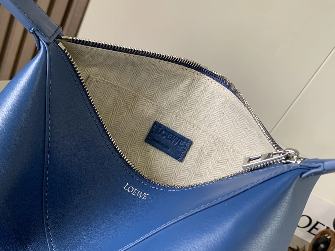 Indistinguishable Loewe Puzzle Bags