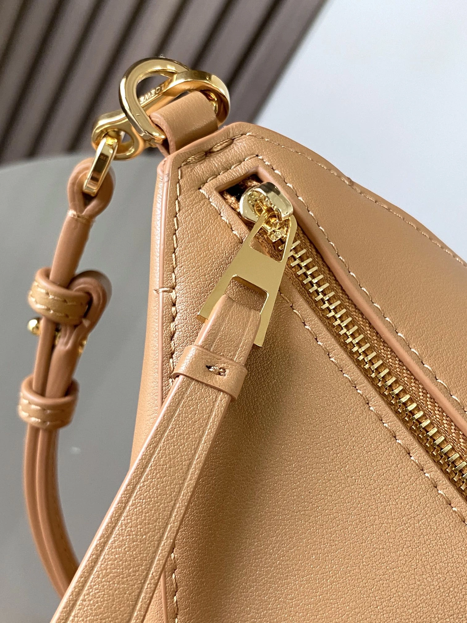 Indistinguishable Loewe Puzzle Bags