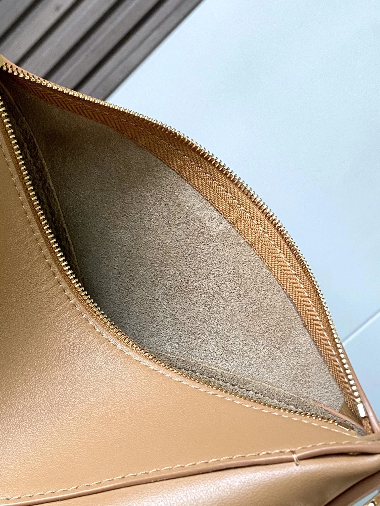 Indistinguishable Loewe Puzzle Bags