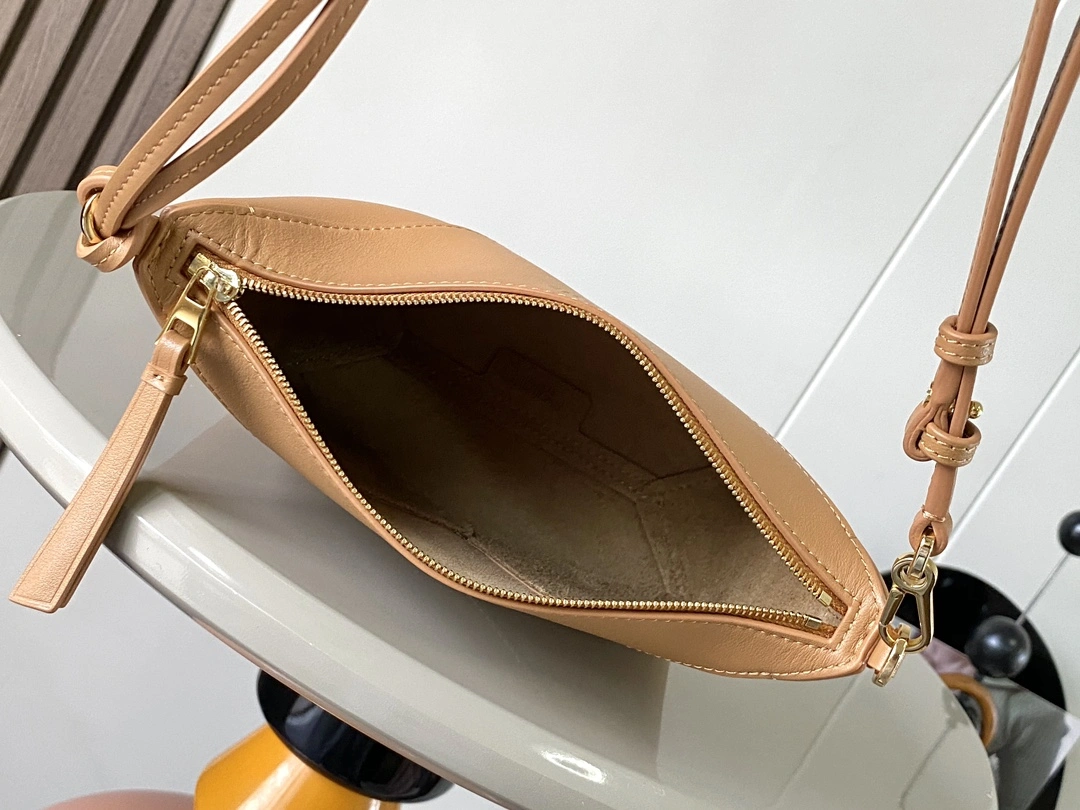 Indistinguishable Loewe Puzzle Bags