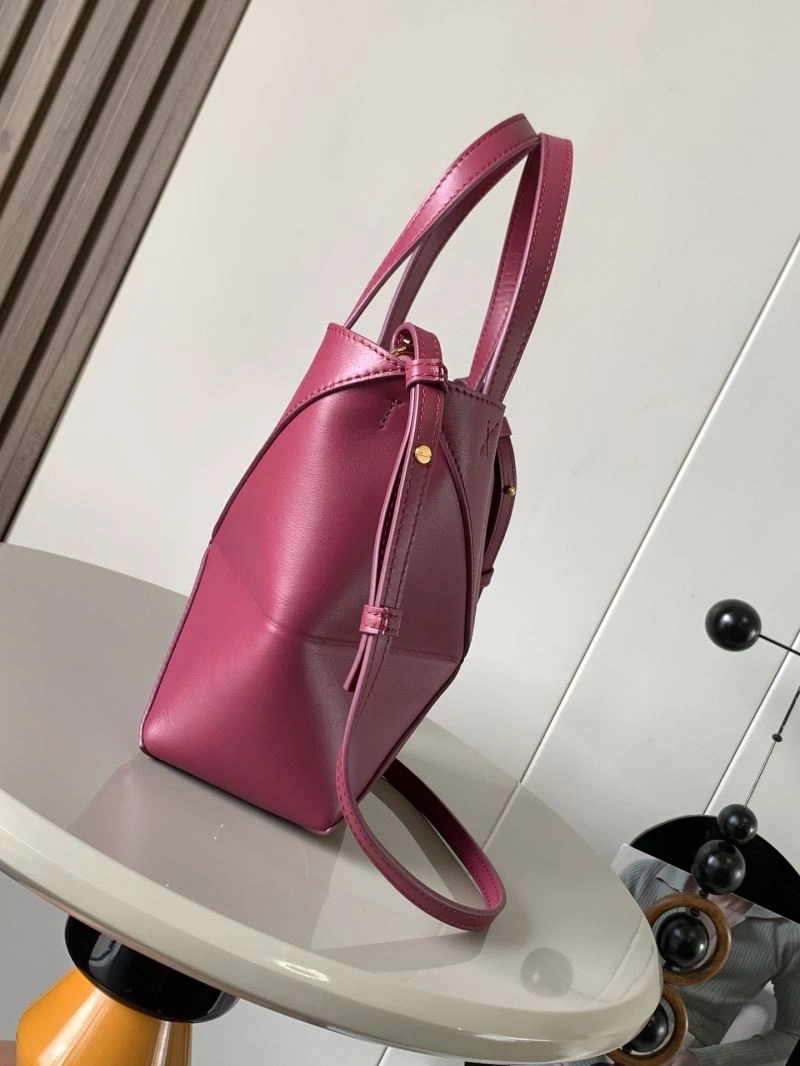Indistinguishable Loewe Puzzle Bags