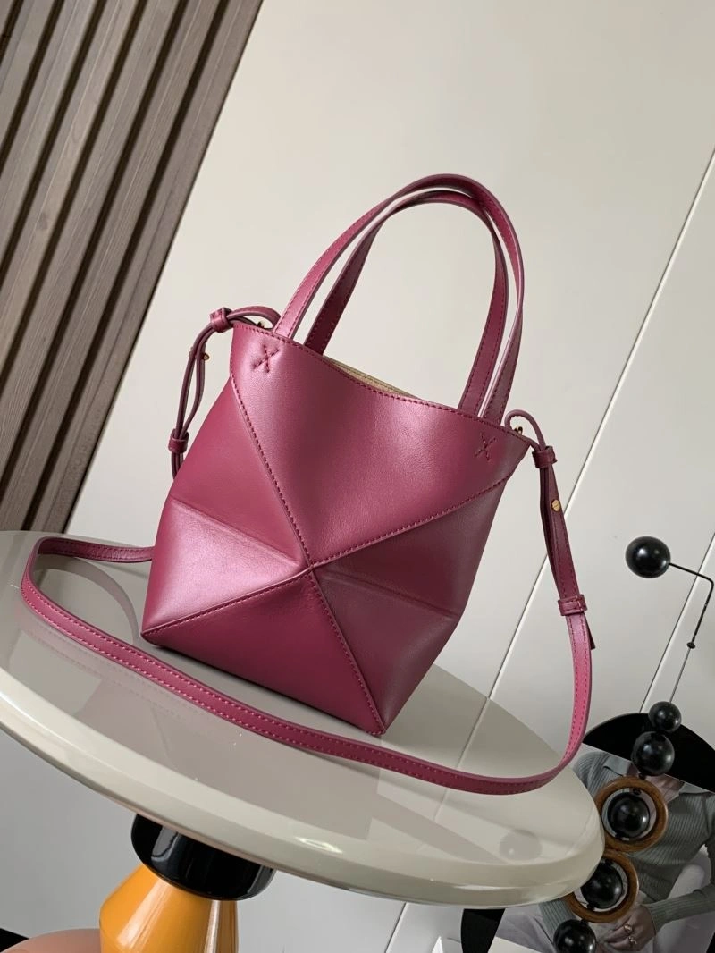 Indistinguishable Loewe Puzzle Bags