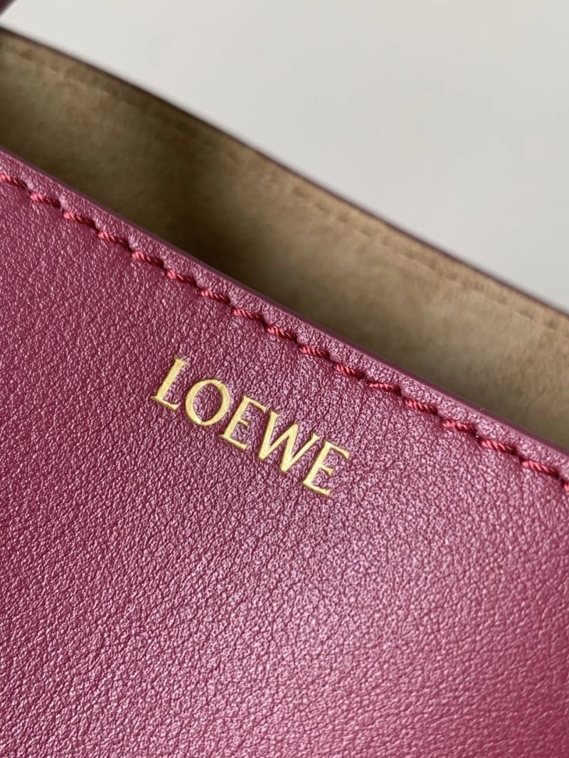 Indistinguishable Loewe Puzzle Bags