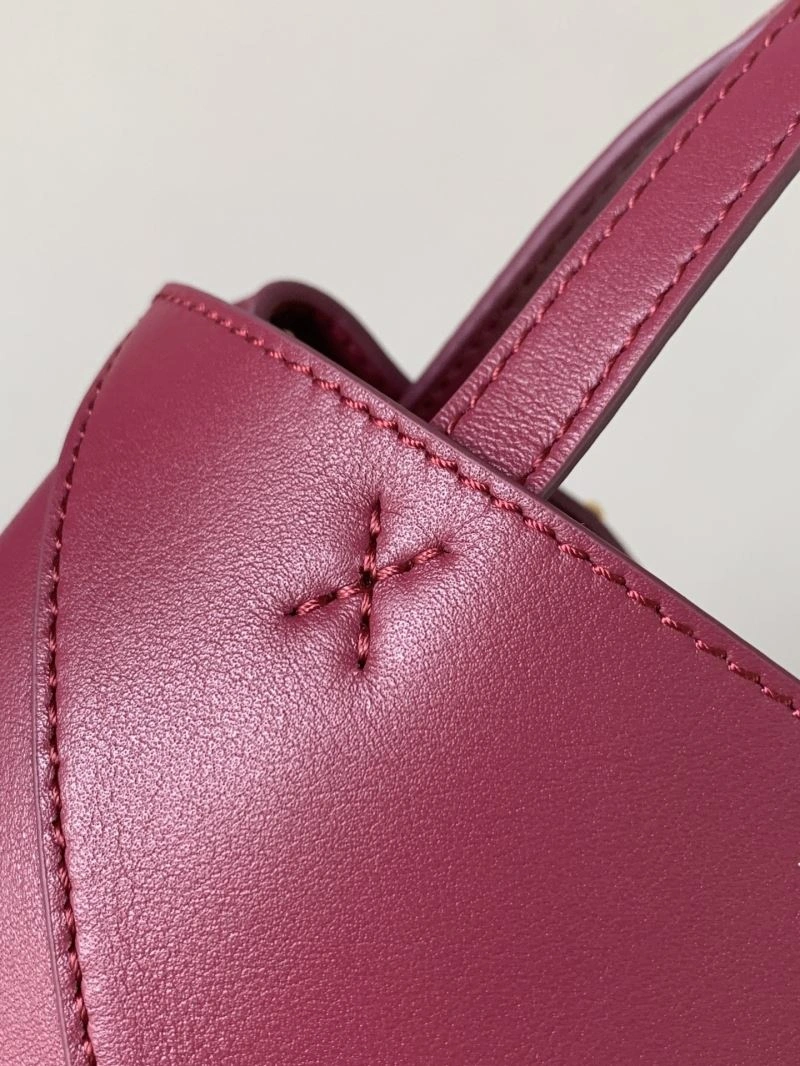 Indistinguishable Loewe Puzzle Bags