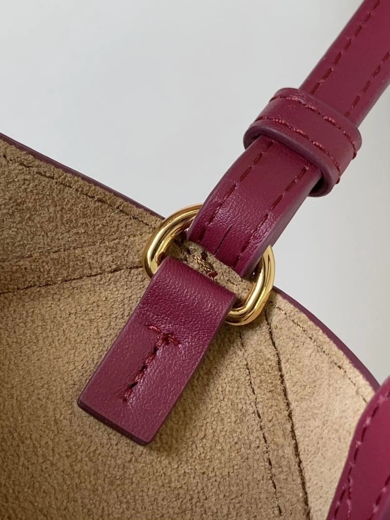 Indistinguishable Loewe Puzzle Bags
