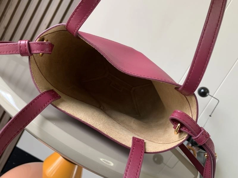 Indistinguishable Loewe Puzzle Bags