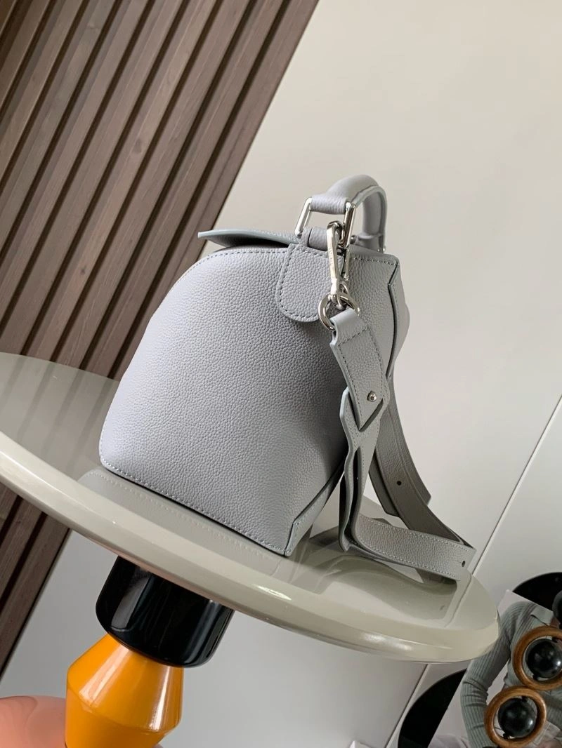 Indistinguishable Loewe Puzzle Bags