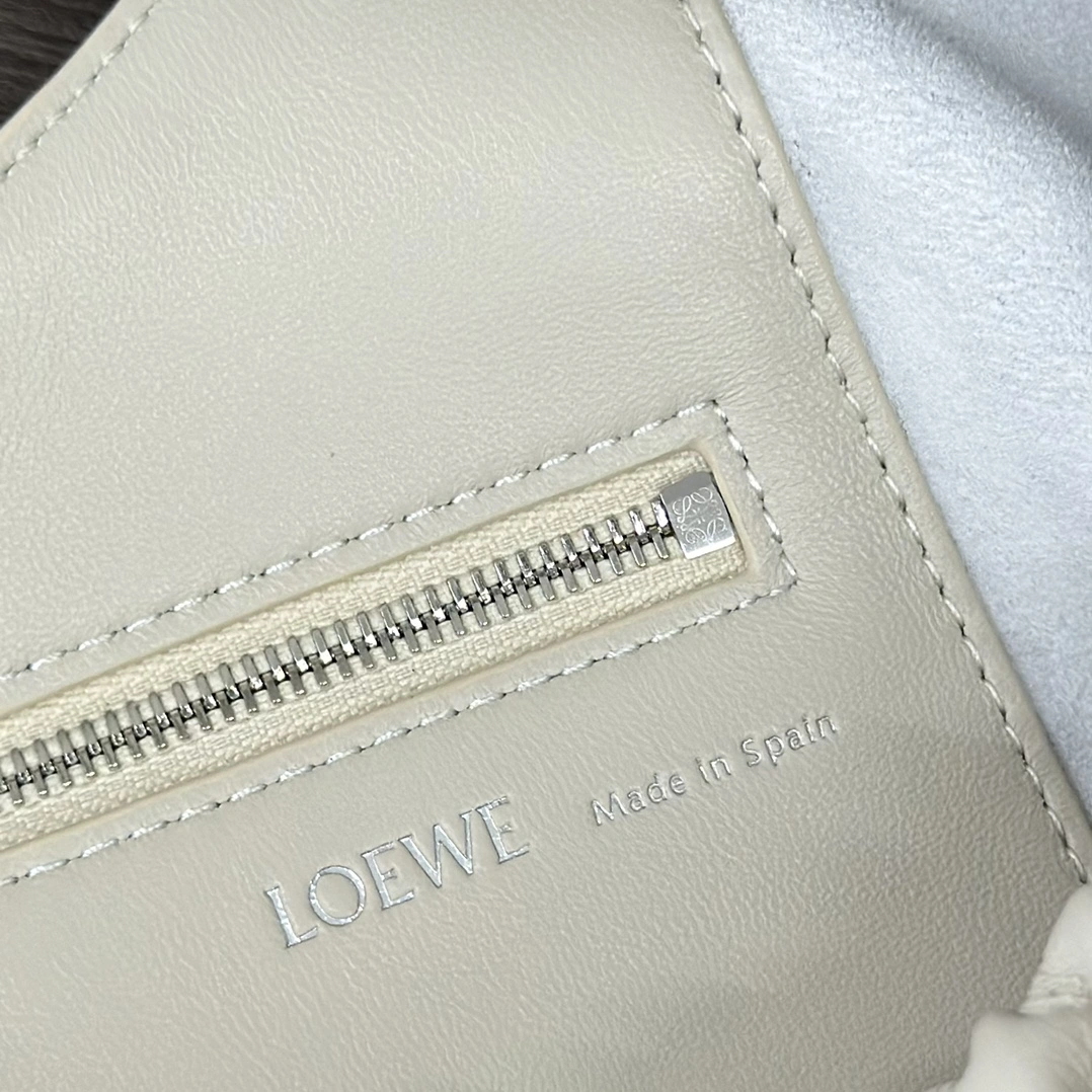 Accurate model Loewe Satchel Bags
