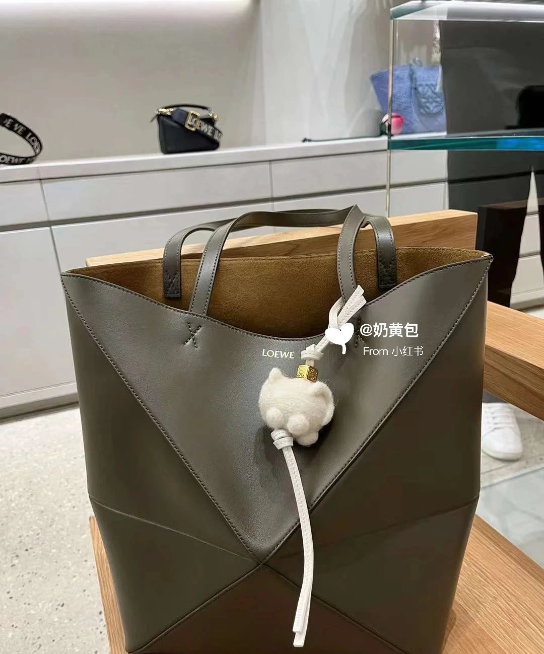 Low-cost Loewe Shopping Bags