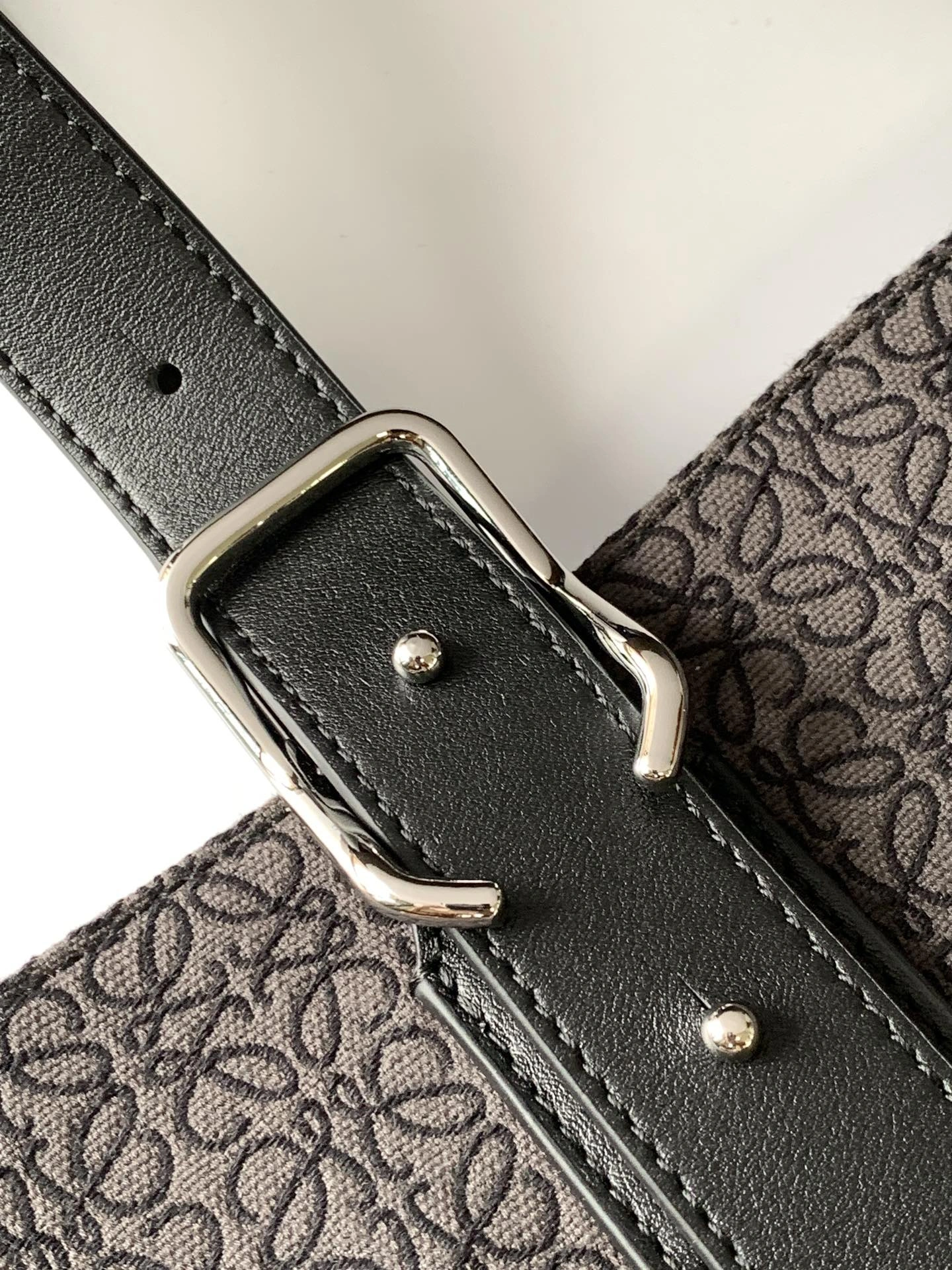 Low-cost Loewe Shopping Bags