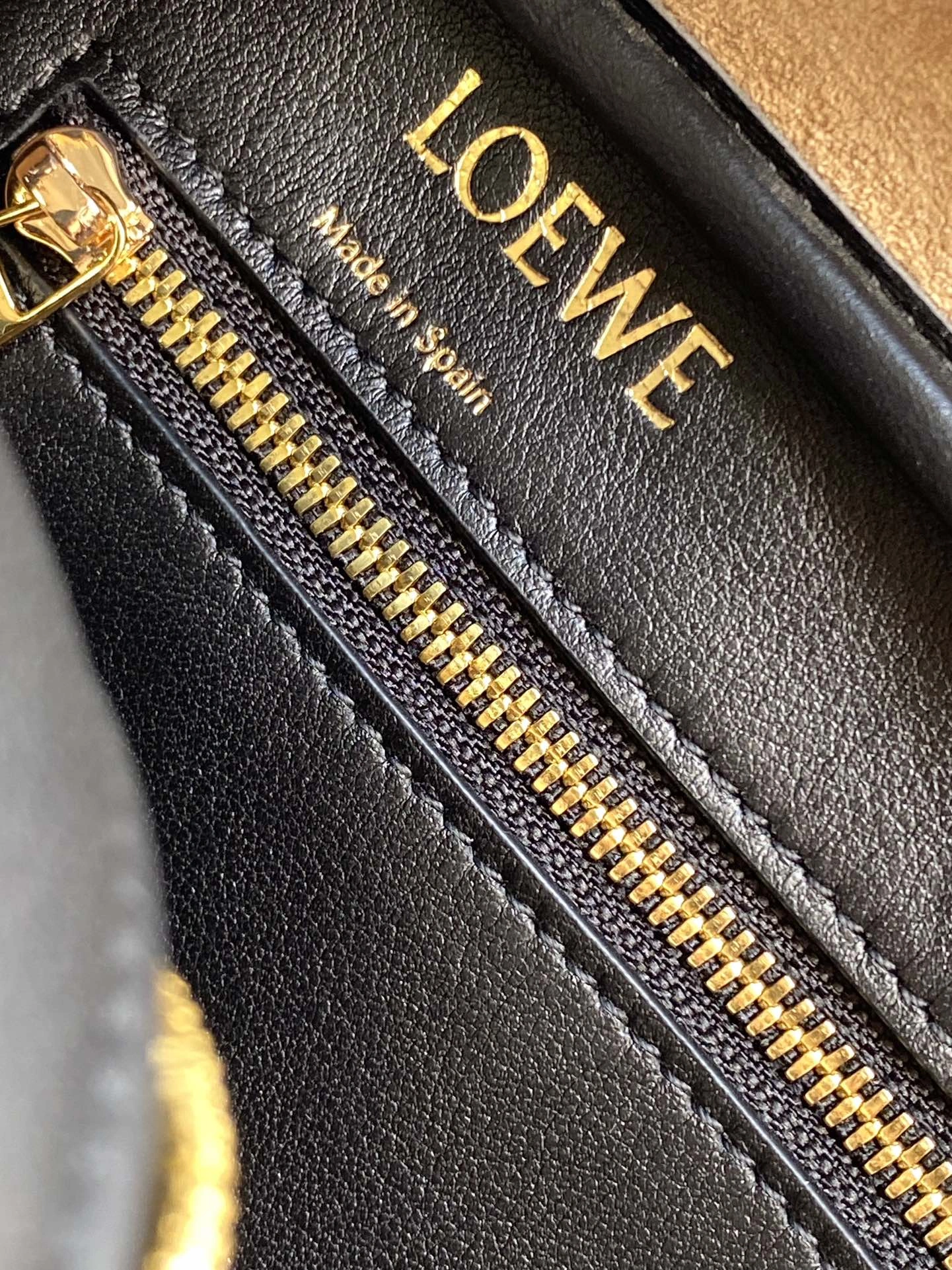 Top mirror Loewe Top Handle Bags