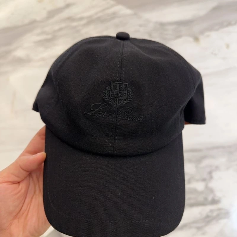 Low-cost Loro Piana Caps