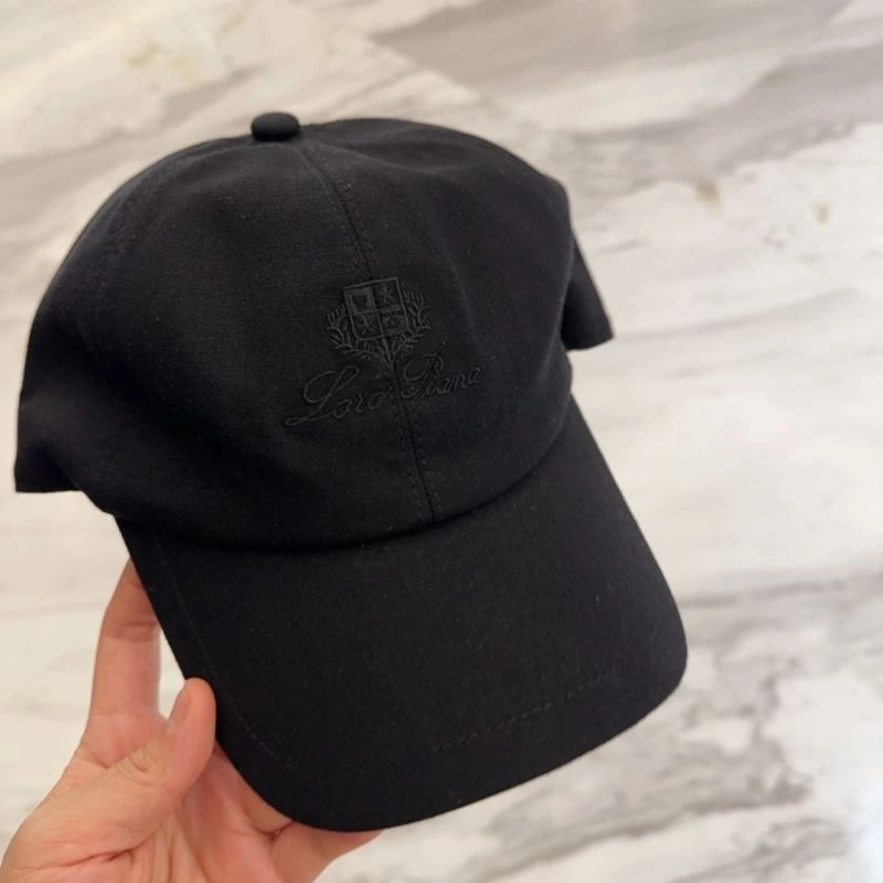 Low-cost Loro Piana Caps